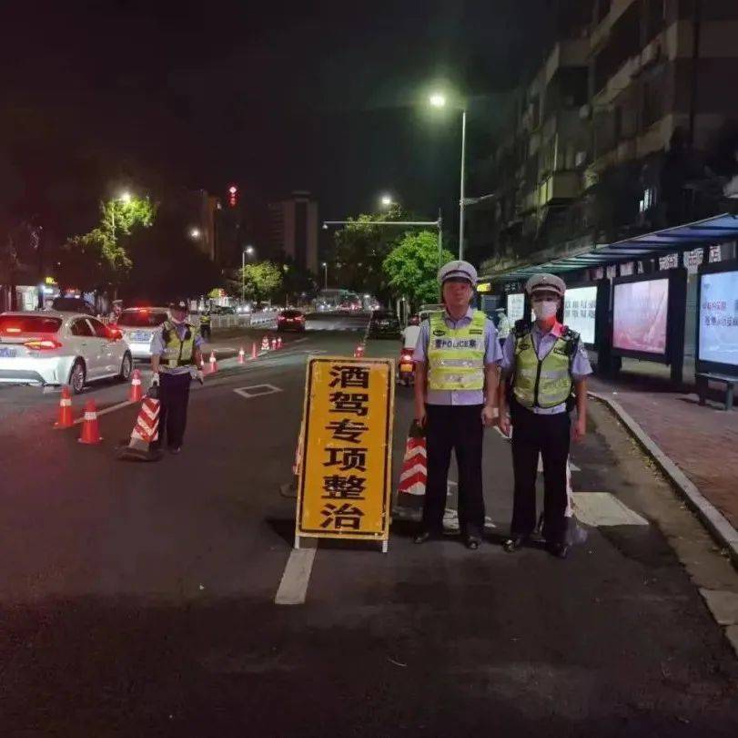 当场断正！2小时内，肇庆一司机两次酒驾被被查！酒精执勤点测试