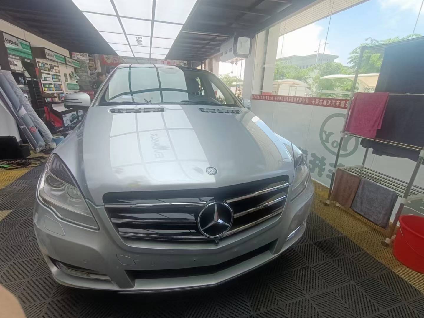 奔驰R300贴膜EVOMAX易玛改色膜上下双拼改色液态金属银和钢琴黑_搜狐汽车_搜狐网