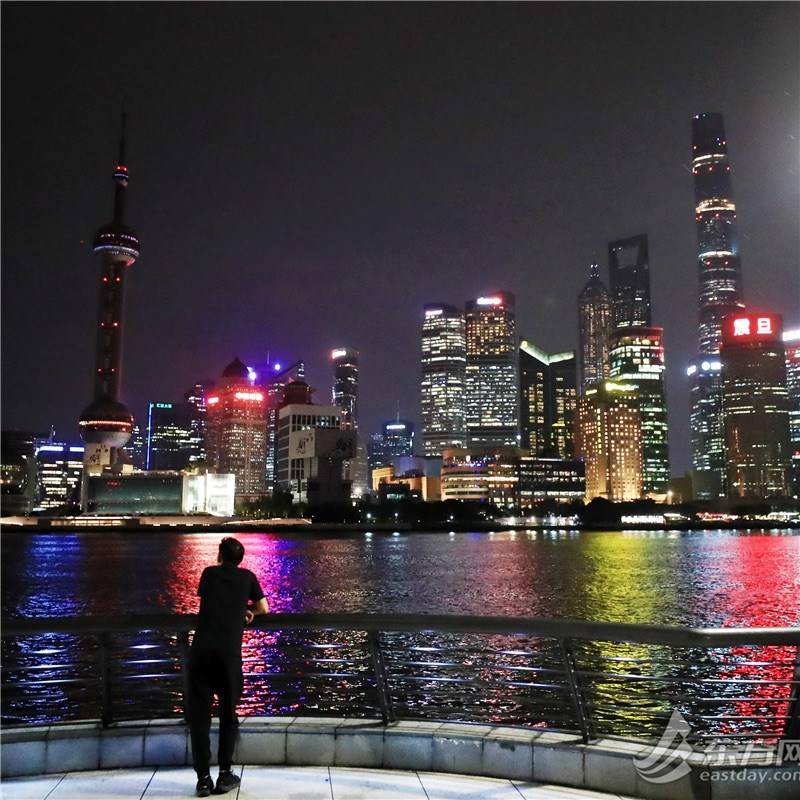 入夜熄灯 “素颜版”的外滩陆家嘴依旧很美[组图]_黄浦江_照明_上海市