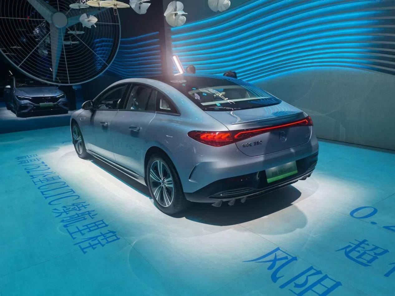 2022成都车展：首台EVA平台国产车型 52.8万起售 奔驰EQE公众亮相_搜狐汽车_搜狐网