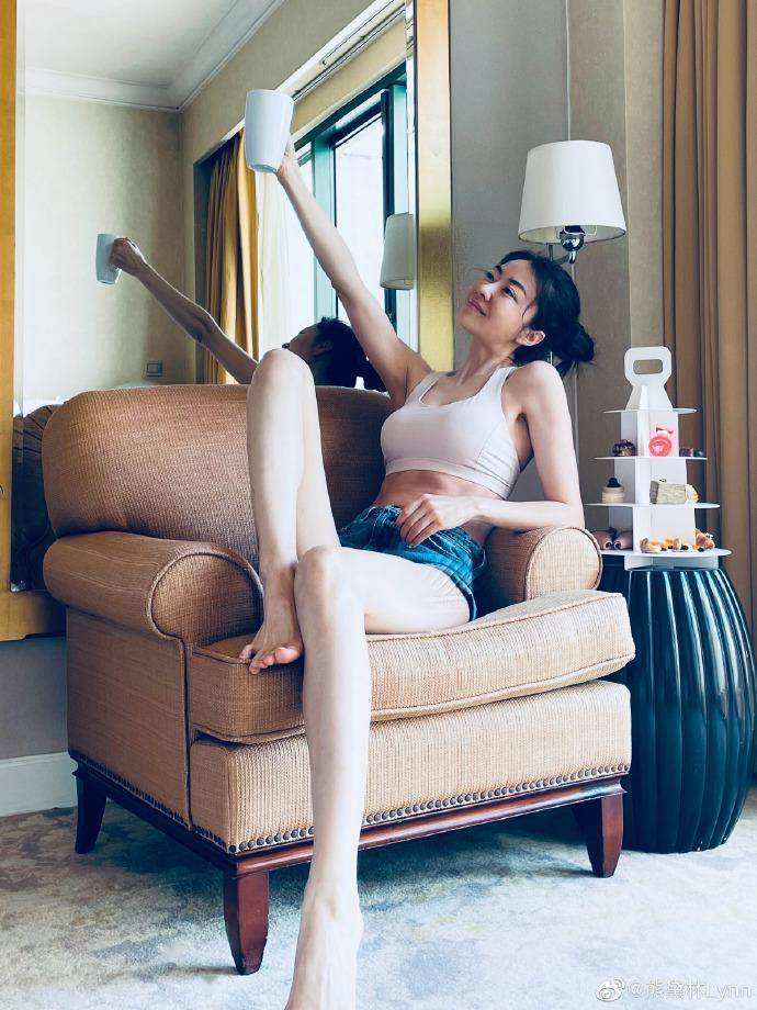 42岁名模熊黛林晒家居照！穿运动Bra秀傲人上围，178cm身高腿真长_身材_演技_熊黛林
