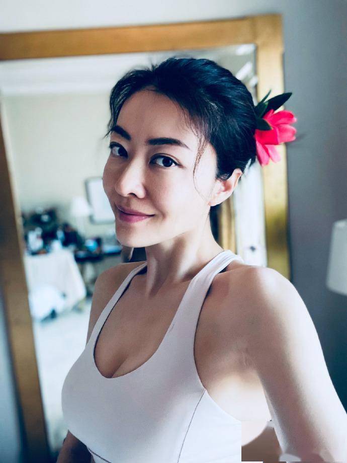 42岁名模熊黛林晒家居照！穿运动Bra秀傲人上围，178cm身高腿真长_身材_演技_熊黛林