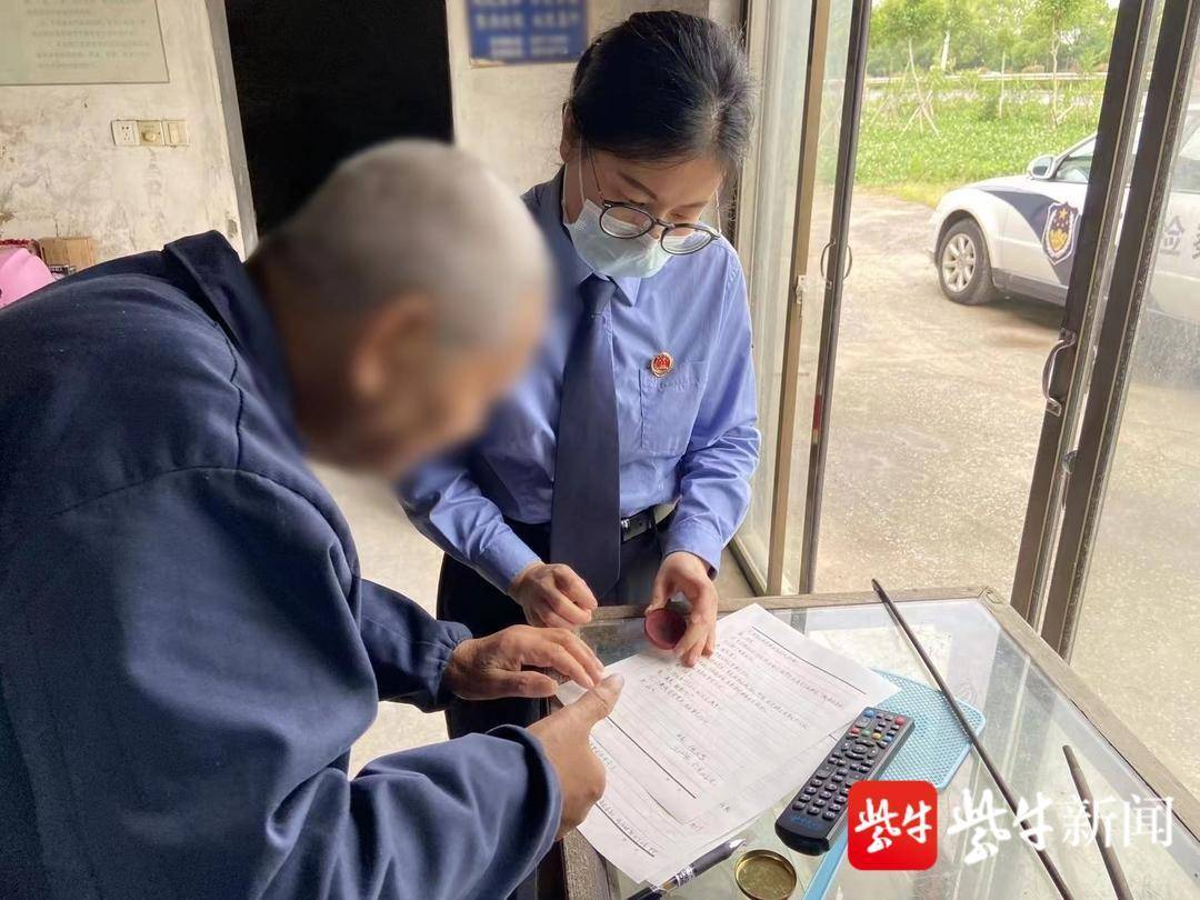 老人继子拒不履行赡养义务 检察机关支持起诉还送上救助爷爷生活启东市