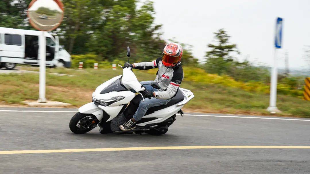 125踏板新玩法—大阳VRS125摩智测评_搜狐汽车_搜狐网