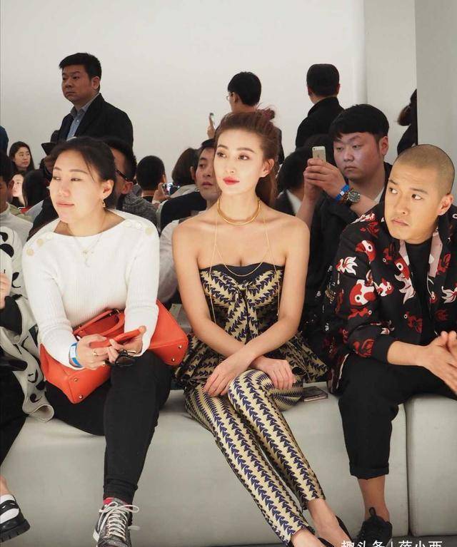 周知去看秀穿得真时髦，抹身材上衣配紧身裤，170身材气质媲美超模 -6park.com