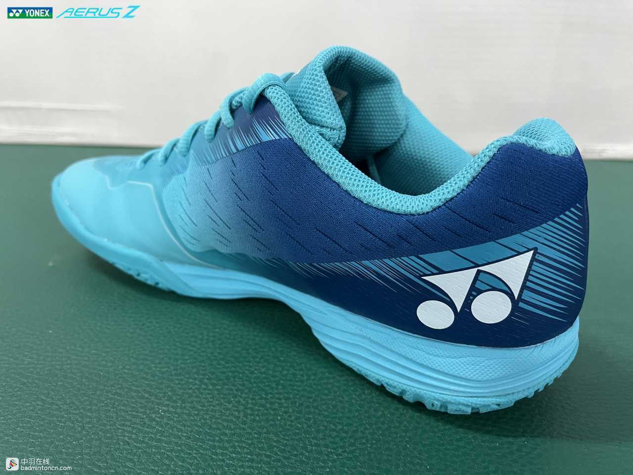 身轻如燕，微步凌波——尤尼克斯超轻Z（AERUS Z）综合评测_系列_薄荷蓝_球鞋