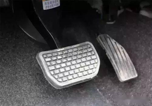 为什么刹车踏板比油门踏板高？这就是原因……_搜狐汽车_搜狐网