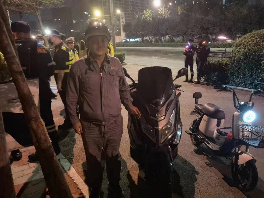 一男子多年前驾车发生交通事故致人死亡，如今再次酒驾被查鲍某某检测案件