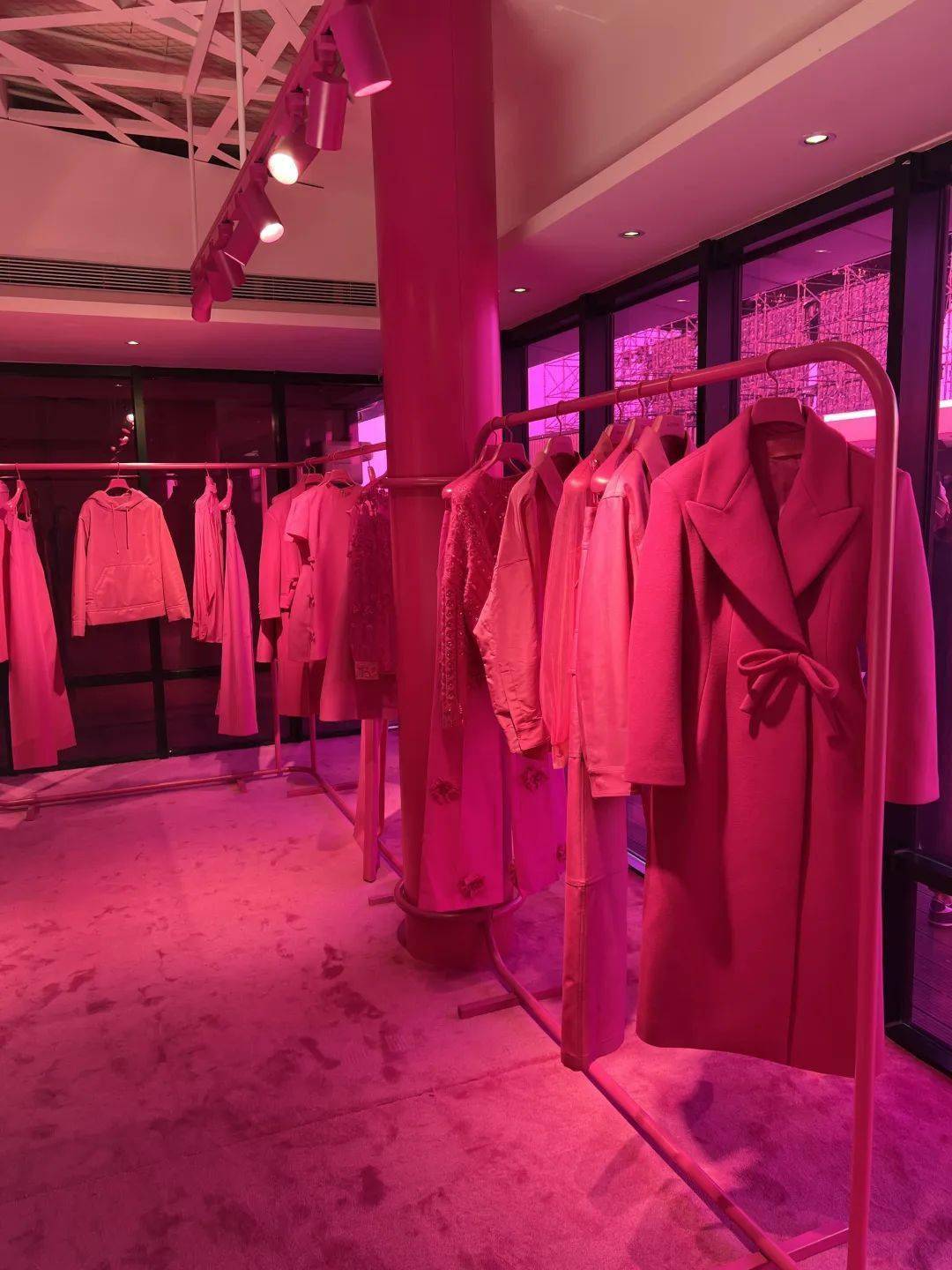 We Belive in Pink | 让Valentino粉上的时髦阿那亚！_粉色_礼堂_Bar