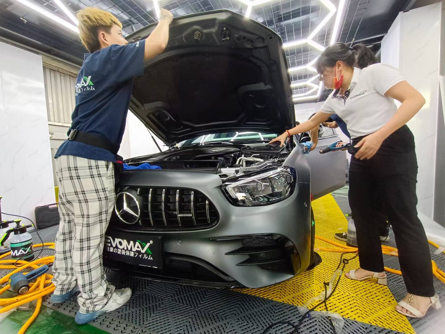 奔驰E53 AMG选择EVOMAX易玛日本TPU隐形车衣漆面保护膜_搜狐汽车_搜狐网