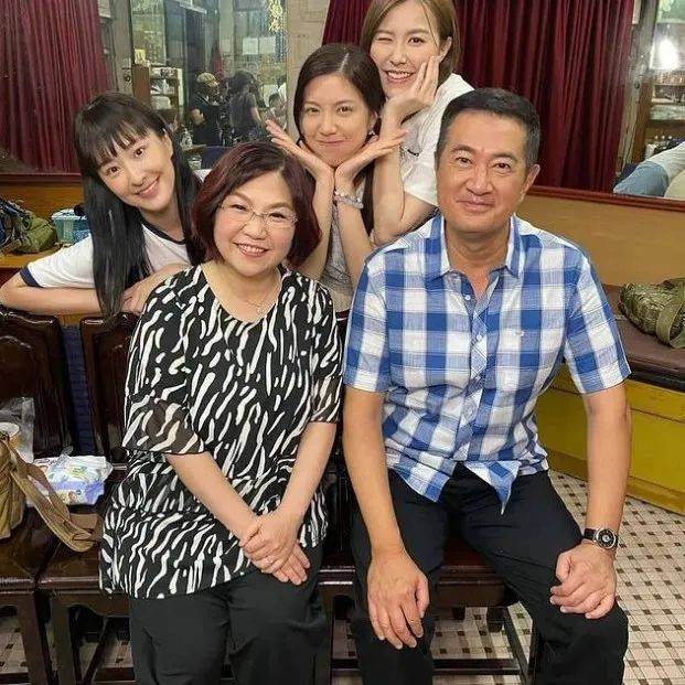 62岁男星晒剧照问选哪个做老婆！网民：选麦玲玲捡到啦_邓梓峰_保护_家人