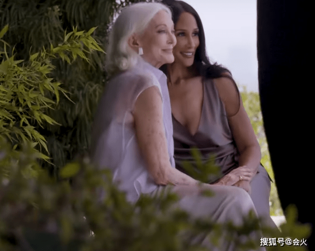 91岁名模卡门拍半裸大片！仅用床单包裹防走光，一双大长腿超吸睛 -6park.com