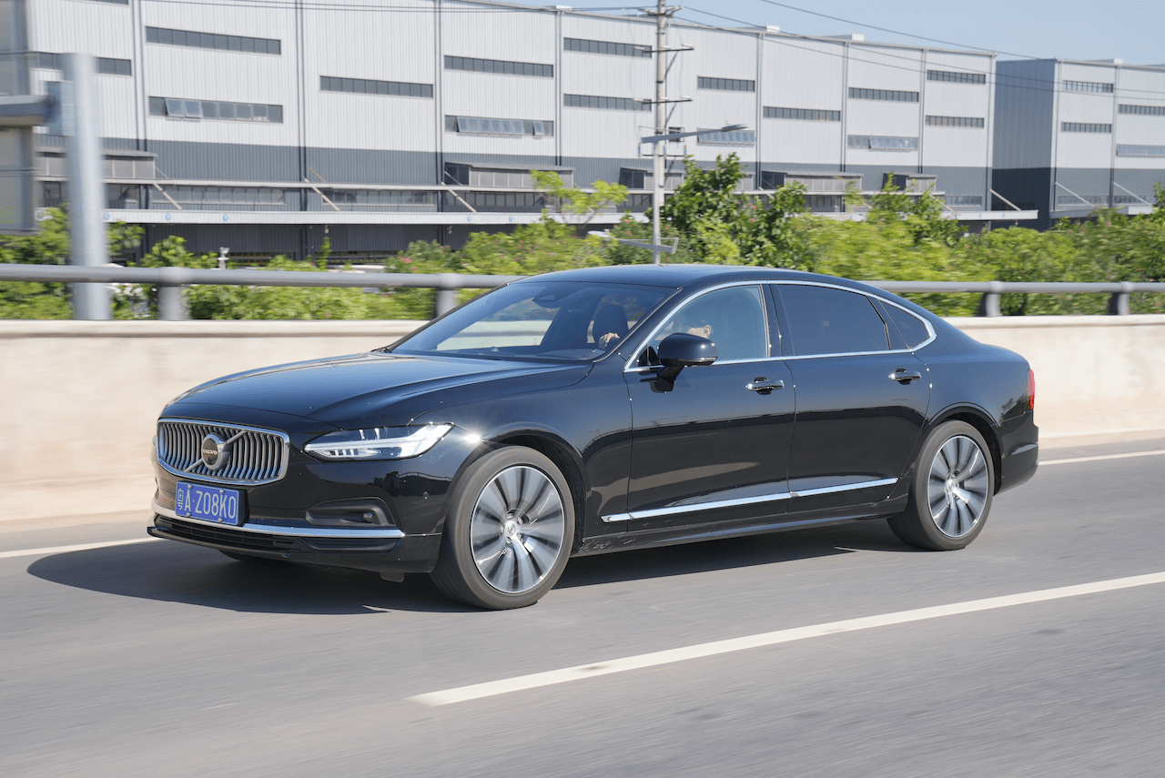 年轻人也喜欢？试驾23款沃尔沃S90，来自北欧的高性价比之选_搜狐汽车_搜狐网