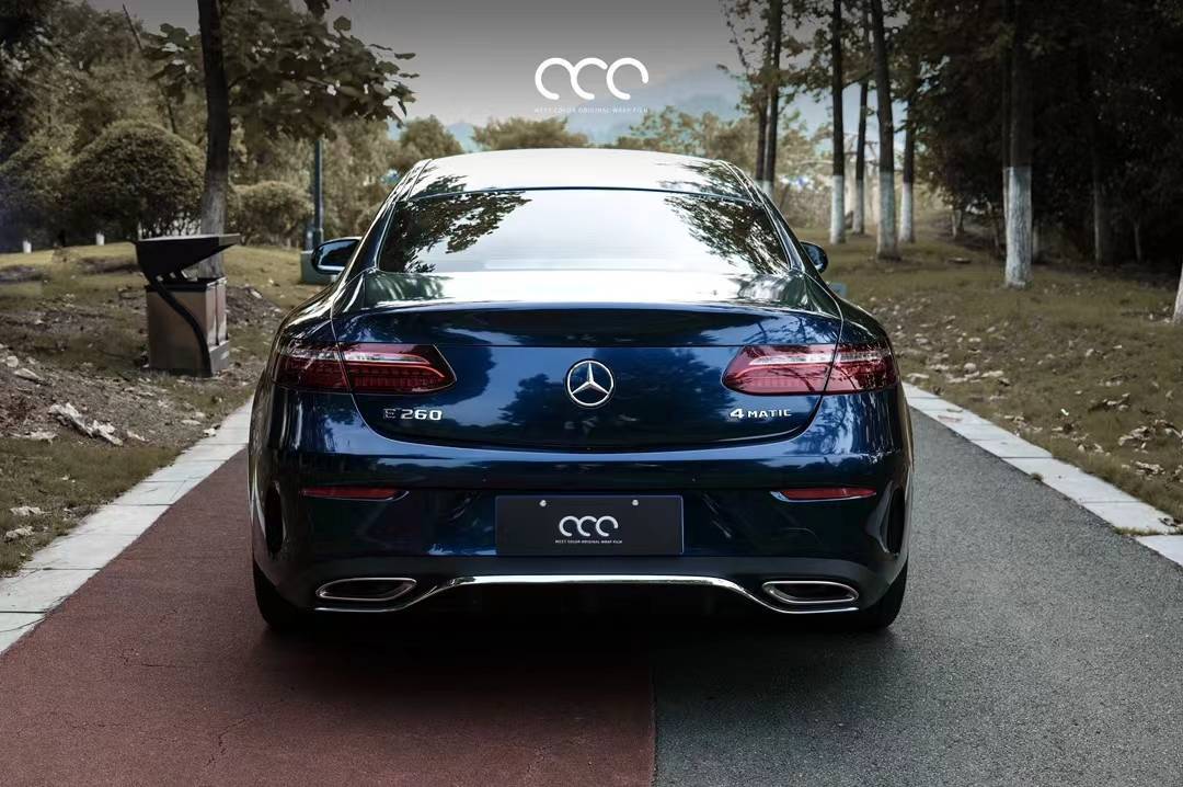 奔驰E260漫彩改色膜PET午夜蓝，平添了神秘感_搜狐汽车_搜狐网