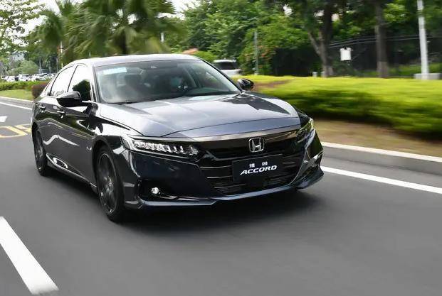 轴距2米9！20万中级车市场“搅局者”深蓝SL03对比销冠雅阁_搜狐汽车_搜狐网