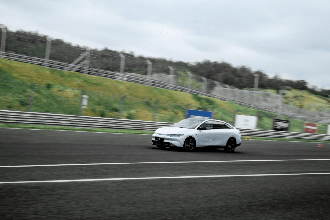拿到赛照之后，我第一次下赛道开的居然是零跑C01！？_搜狐汽车_搜狐网