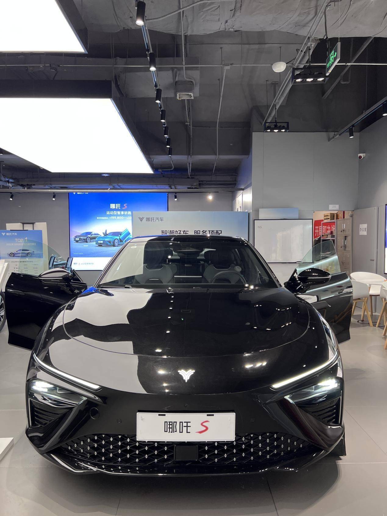 哪吒开了美颜相机 哪吒S|汽车探店_搜狐汽车_搜狐网