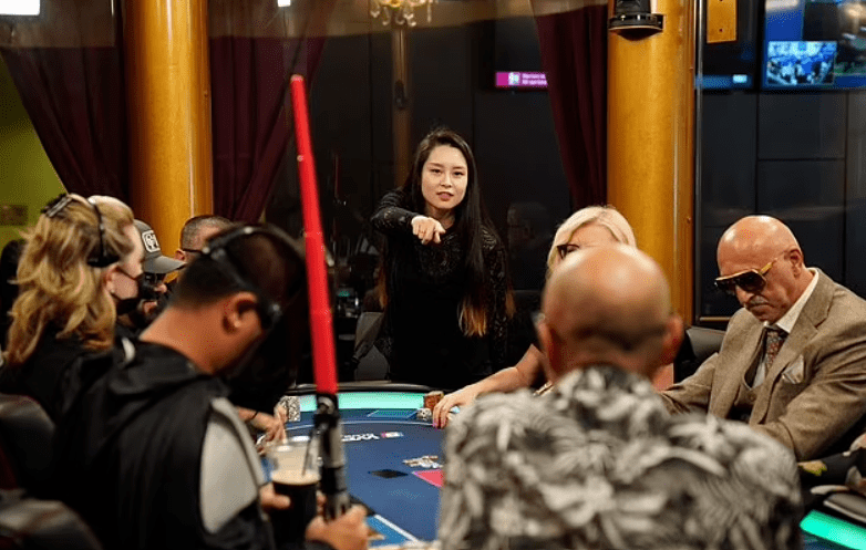 女牌手"露点"干扰对手获胜引争议，结果其实是件假胸紧身衣？！_Sashimi_选手_节目