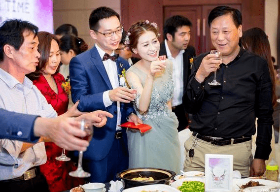 饭局上向领导敬酒被拒绝，不是不给你面子，而是你太不懂事了_对方_级别_位置