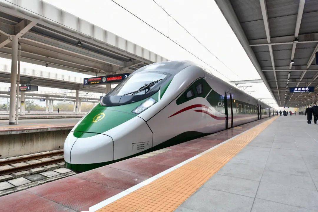 绿巨人变装了~新型CR200J型复兴号动车组上线_座椅_成都_旅客