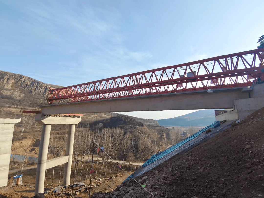 G344东灵线汝州汝阳交界至洛峪段改建工程寺沟大桥首片箱梁架设成功！_隧道_进口_施工