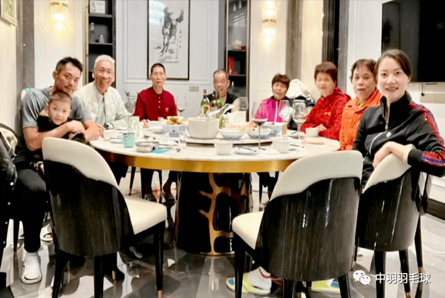 林丹携妻儿回福建老家过年，谢杏芳气质优雅大方，豪车豪宅很显眼刘希平羽毛球年夜饭