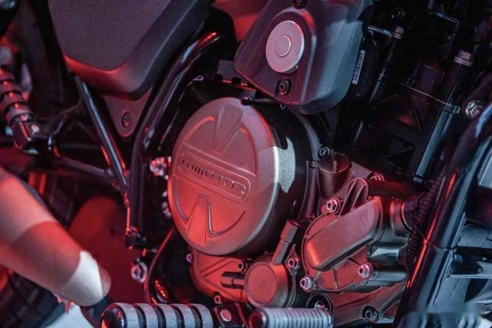 钱江高产又高能！首款国产650V缸拉力及四缸仿赛增配弯道ABS亮相_搜狐汽车_搜狐网