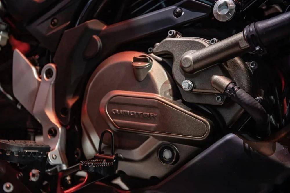 钱江高产又高能！首款国产650V缸拉力及四缸仿赛增配弯道ABS亮相_搜狐汽车_搜狐网