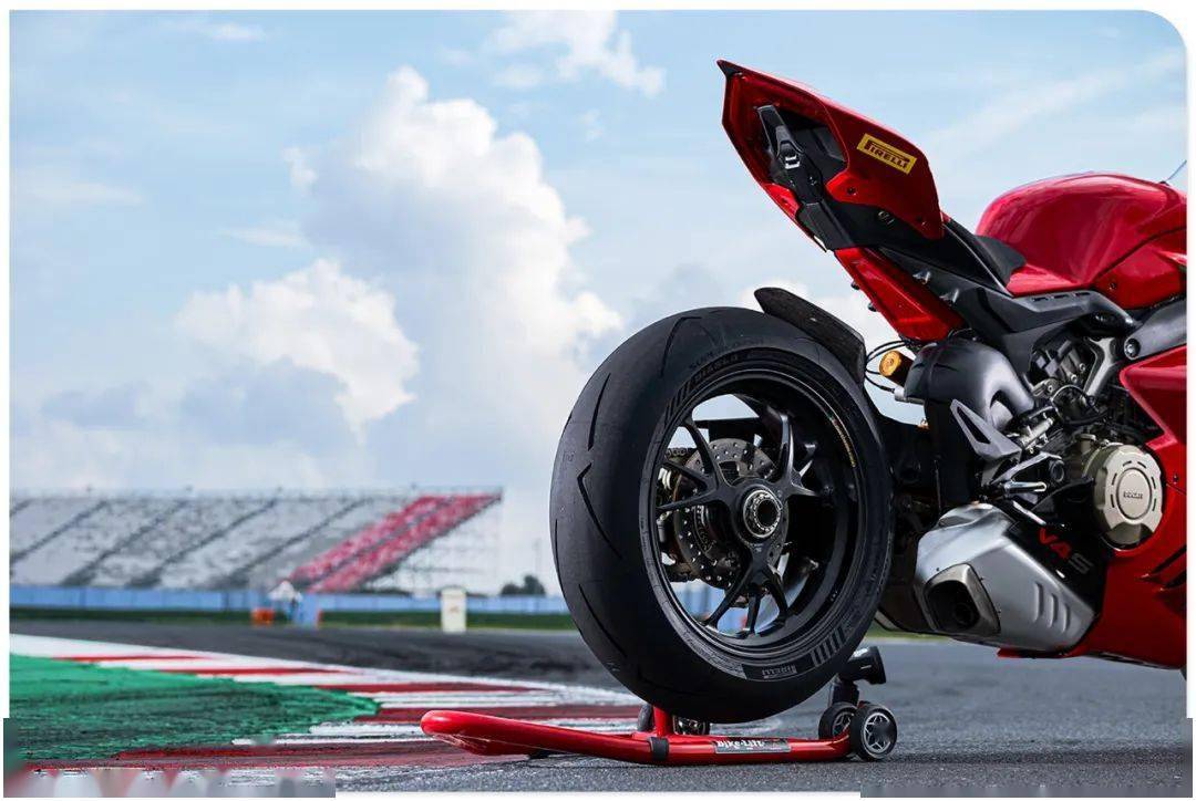 [ PIRELLI ] 大闪点 V4 登场！ DIABLO SUPERCORSA V4 海外发表……_搜狐汽车_搜狐网
