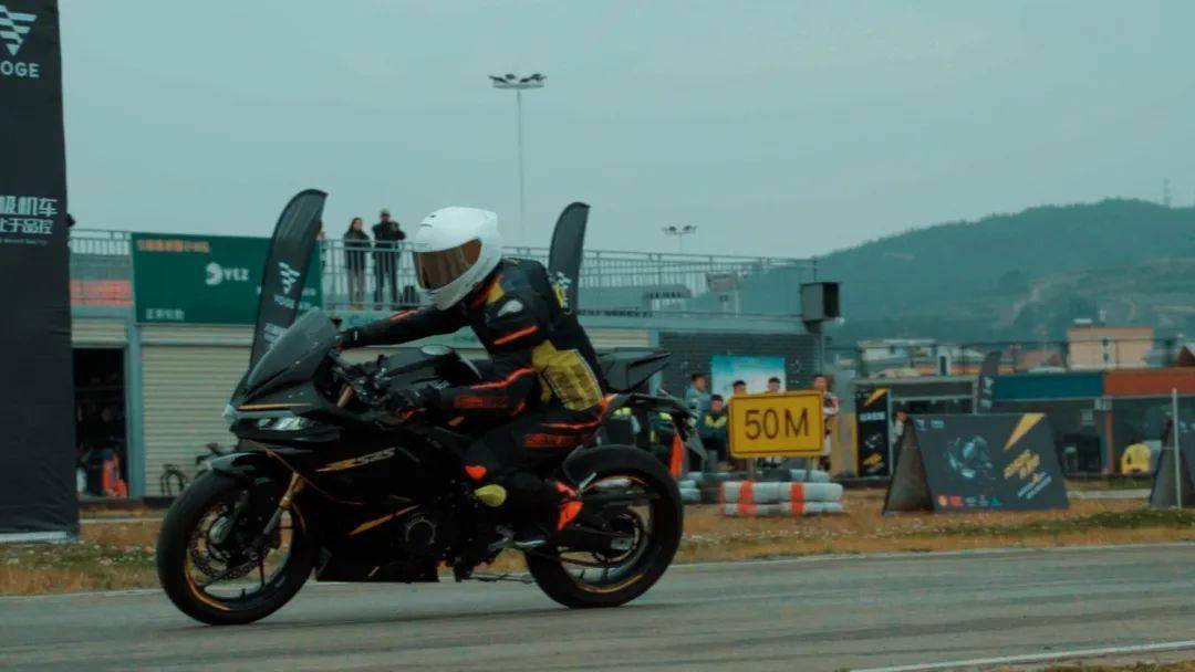 无极RR525正式上市，售价33980元！赛道骑行表现如何？_搜狐汽车_搜狐网