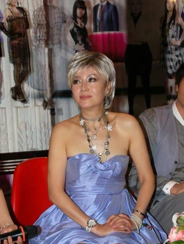 恬妞身材也发福，穿“公主裙”看着好圆润，一头银发太醒目_年纪_造型_气质