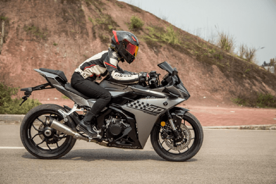 元图GP250动态测评：赛道基因下放，两万级最强双缸仿赛深度解析！_搜狐汽车_搜狐网