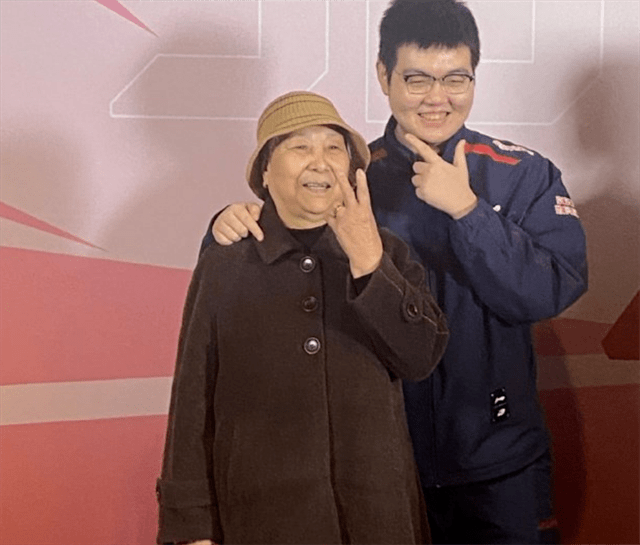 JDG老板在“大气层”，主动接来选手家人看比赛，369和奶奶赛场落泪_蓝莲花_战队_年薪