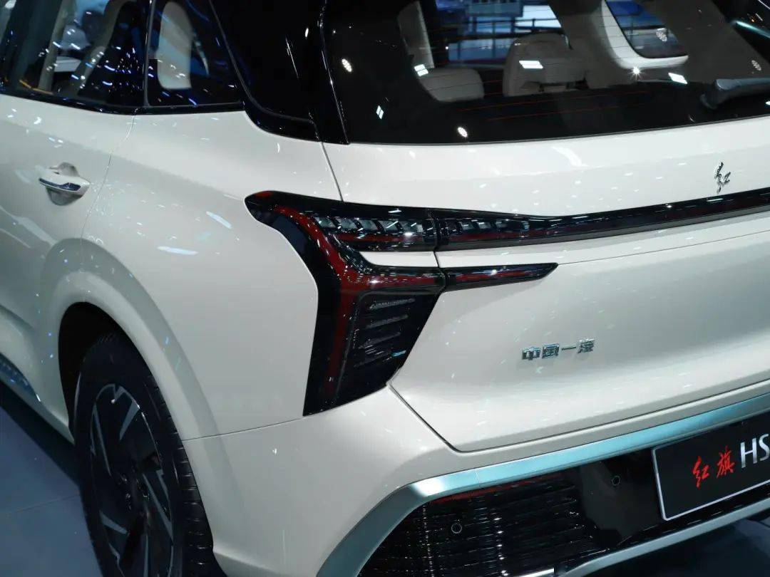 252马力+8AT？最便宜的红旗SUV？这直瀑中网气场也太强了！_搜狐汽车_搜狐网