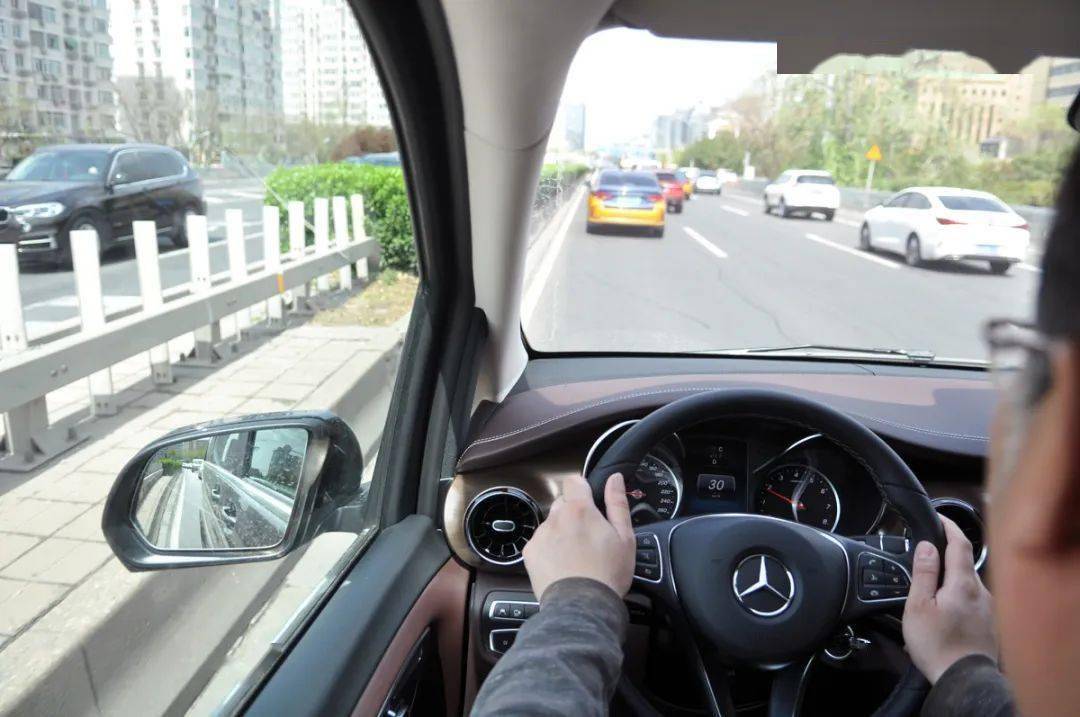 配置用料均有变化 TC君试驾2022款奔驰V260L_搜狐汽车_搜狐网