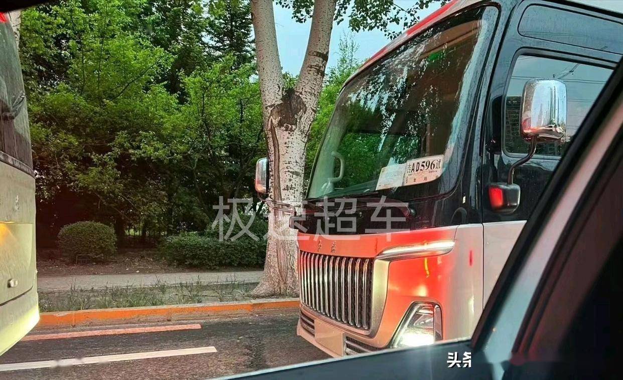 红旗QM7来了，搭载3.0T引擎，首次与丰田考斯特同框，气场强大_搜狐汽车_搜狐网