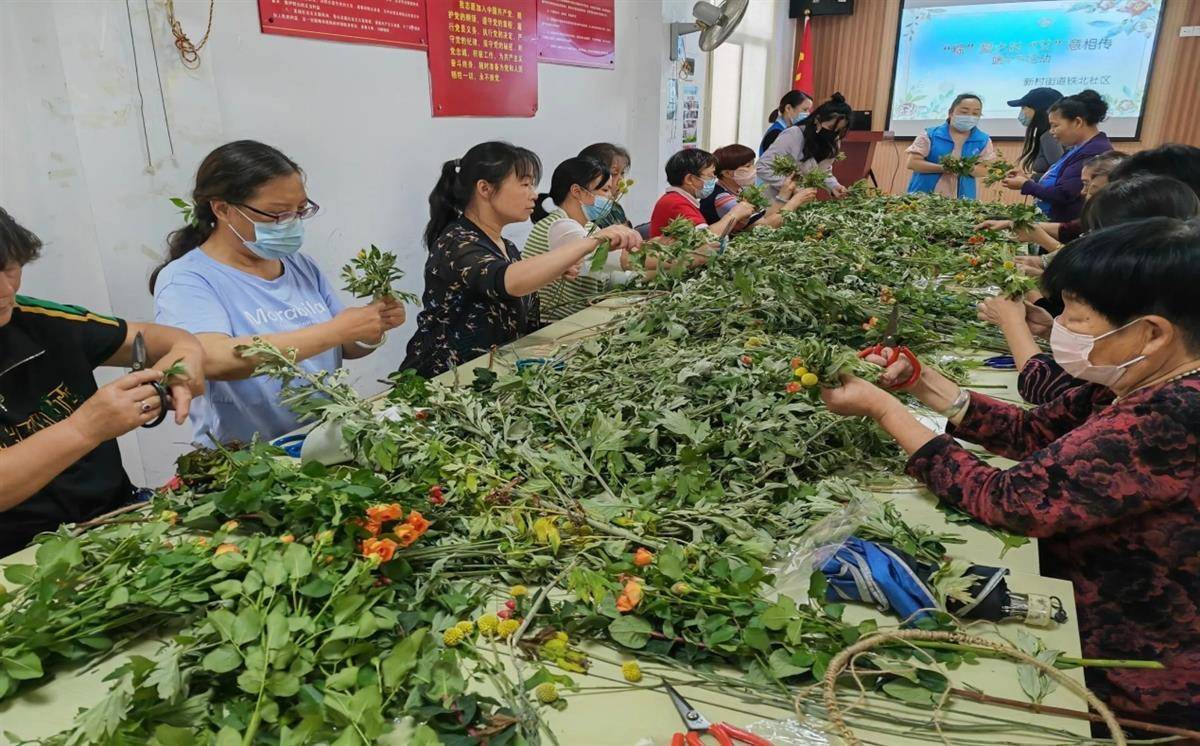 艾草飘香邻里情深，武汉江岸铁北社区开展端午主题爱心便民活动_居民_草包_服务