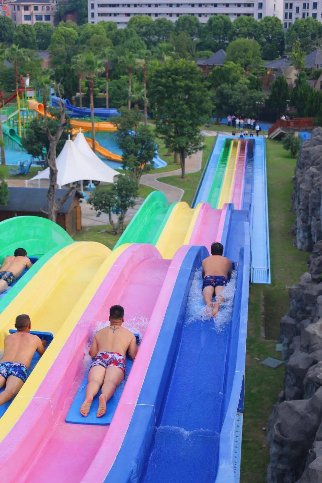金华人的夏天要被这个水世界承包了！9000㎡海啸池震撼登场！_森林_滑梯_福利