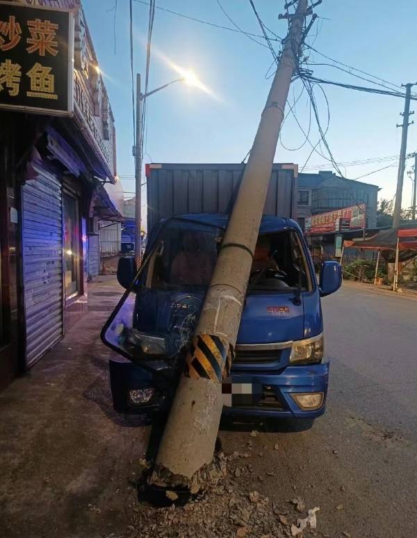 凌晨一小货车撞断电线杆 车头严重凹陷挡风玻璃粉碎 事故 车辆 处置