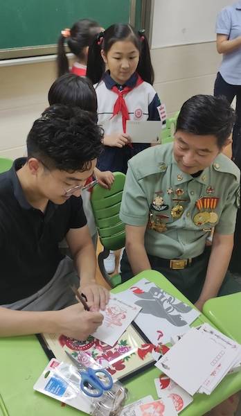 暑假里，这群上海小囡收到了南京路好八连的回信_剪纸_小学_创作