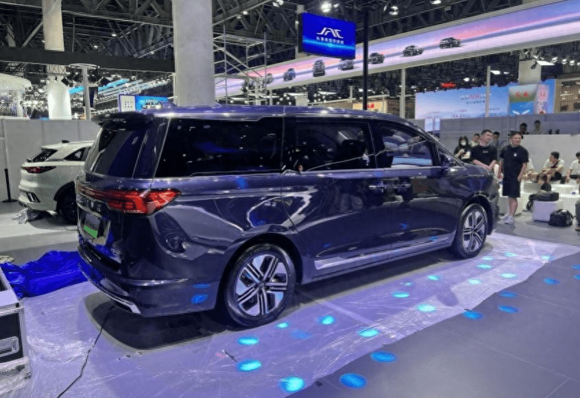 名叫“瑞风RF8”，江淮全新中大型MPV亮相，两种前脸，主打插混_搜狐汽车_搜狐网