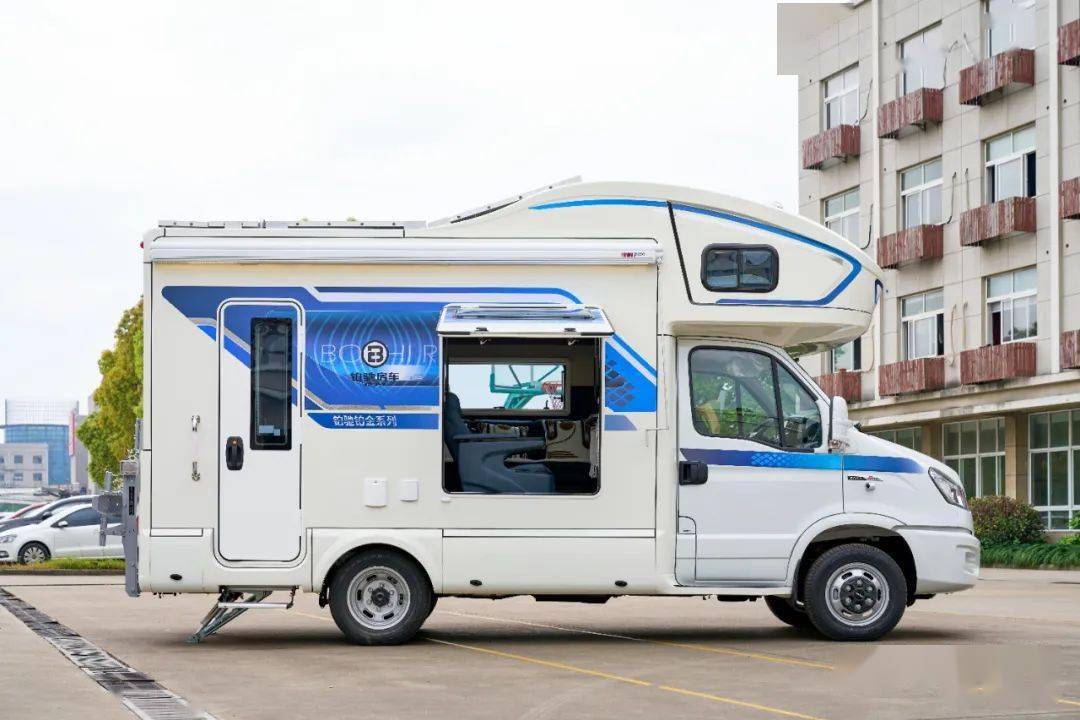 铂驰铂金系列 大额头侧拓展 右侧外掀设计 3.0T+8AT黄金动力组合 厨卫后置布局实用性佳_搜狐汽车_搜狐网