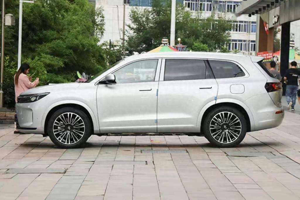 国产中大型SUV成功了，综合续航1300km，24.98万可买，问界M7_搜狐汽车_搜狐网