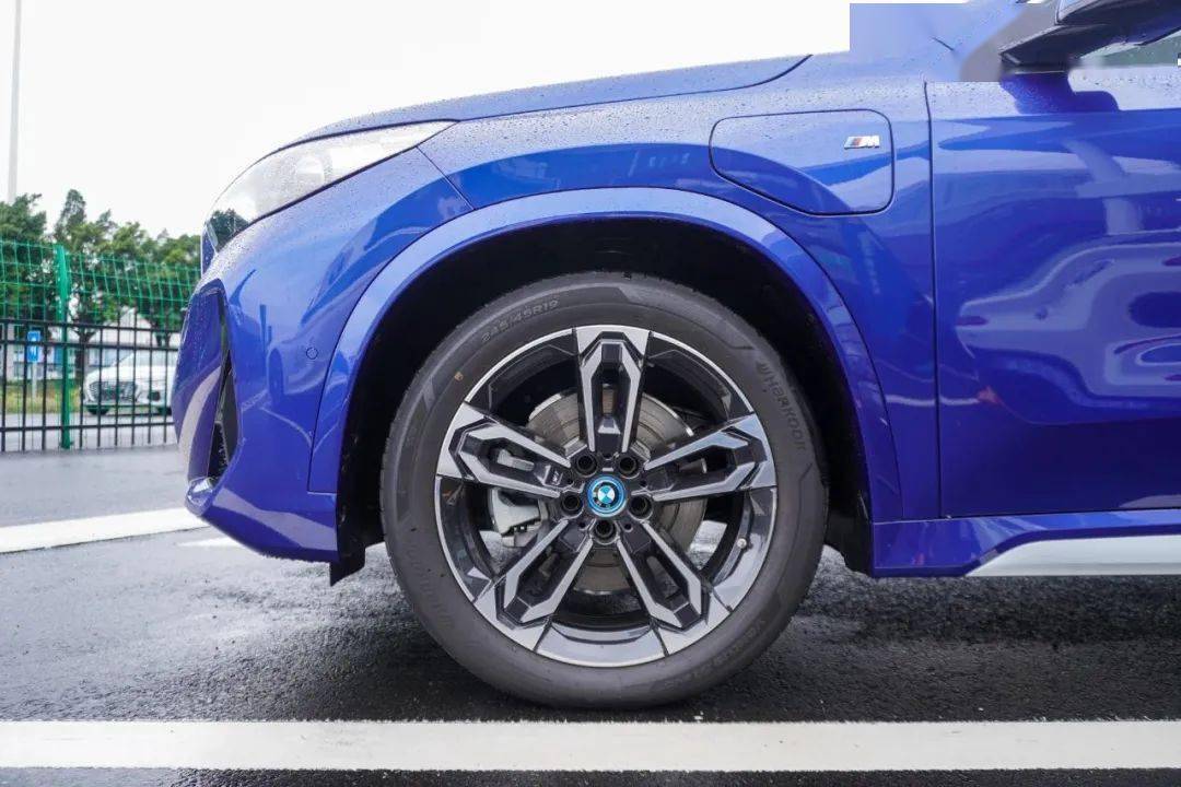 零百5.7s，续航450km，空间百变！探店实拍宝马iX1_搜狐汽车_搜狐网